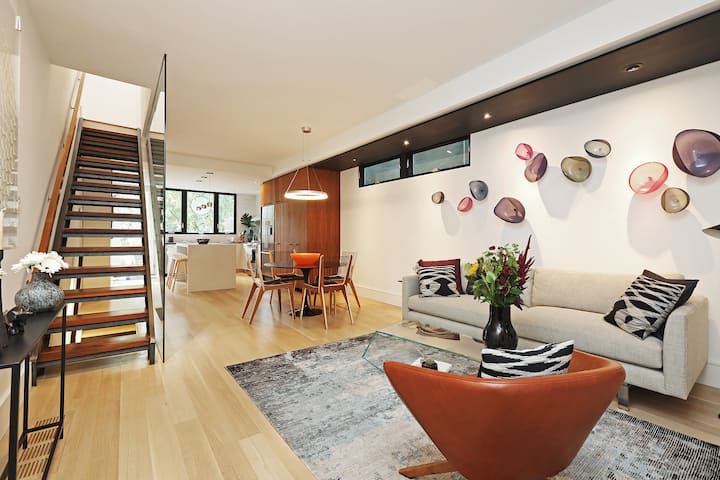 Bright Clean Modern Home With Backyard Oasis! - Toronto
