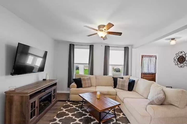 Cheerful, Quiet 3 Bedroom Home - Troy, NY