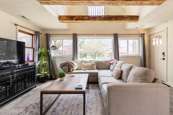 Bright & Spacious Cottage, Perfect Urban Getaway! - Bloomington, IN