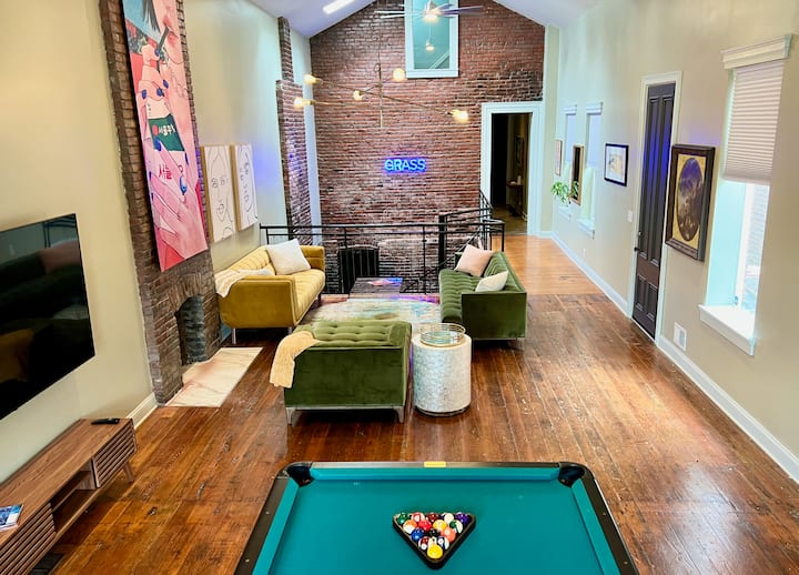 "Blue Grass" Pool Table Retreat - Plush Comfort - Louisville, KY