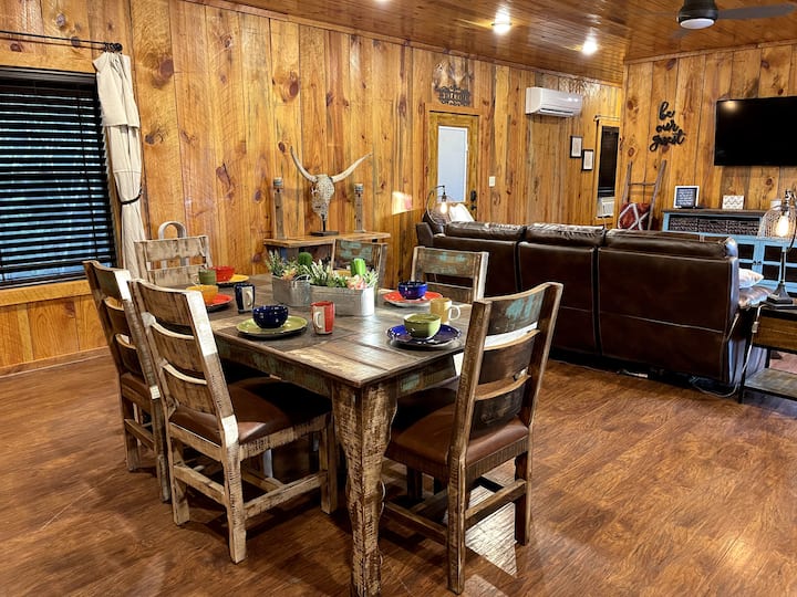 Cabin Oasis - Your Perfect Getaway - Navasota, TX
