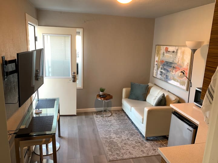 Willow Glen Cozy Apartment With Chic Furnishings - San Jose, CA