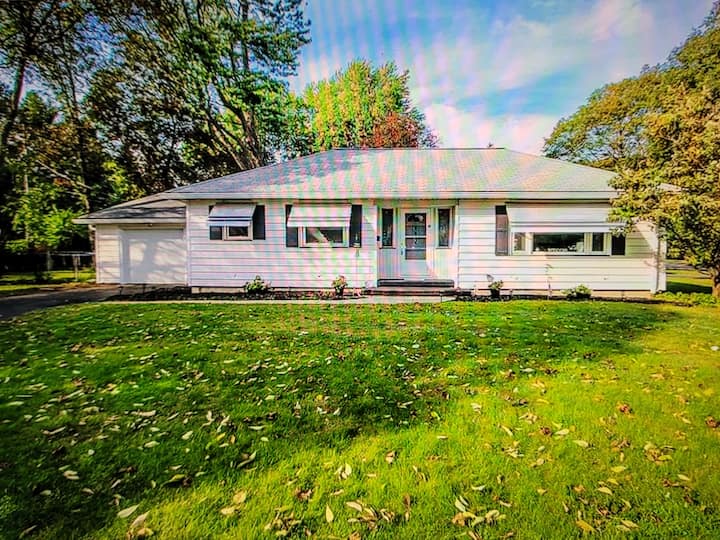 Cozy, Comfortable 3 Bedroom Home With Fireplace - Hilton, NY