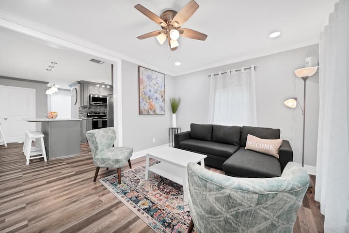 Cozy Cottage Gated & Pet Friendly Sleeps 6 - Independence Heights - Houston