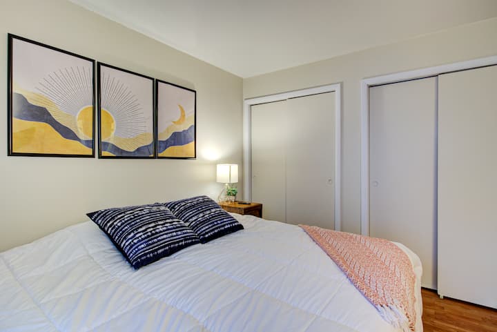 Private 1 Bedroom Condo~king Size, Wifi, Near Med - Illinois