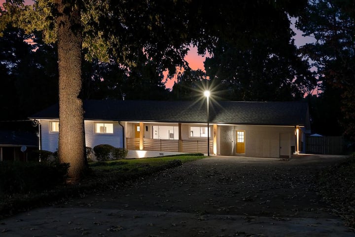 The Oak Tree Oasis - Huge + 2 Master Bedrooms - Paradise Island, Austell