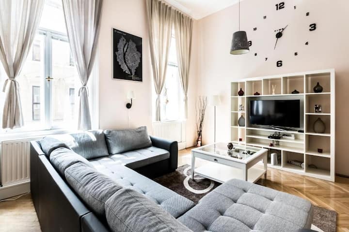 König Design Apartment In The Downtown - Budapest
