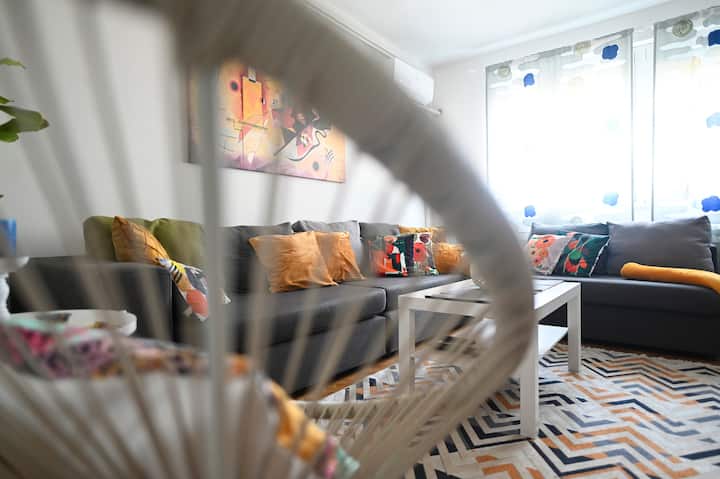 Colorful Downtown Apartment - Skopje
