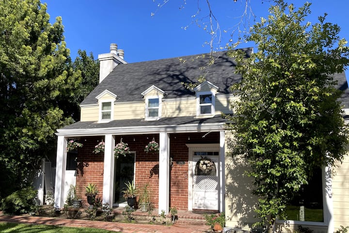 Gated 2-story Home, Expansive Parklike Front Lawn - Los Angeles, CA