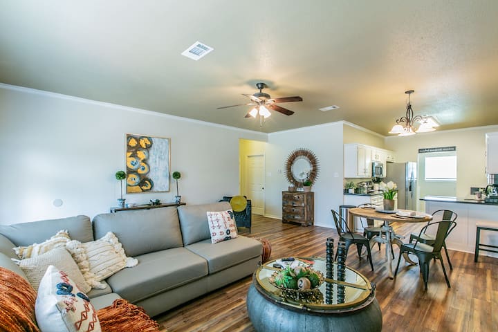 Spacious Apt2 With 3br,2ba, 4 Blocks From Magnolia - Waco, TX