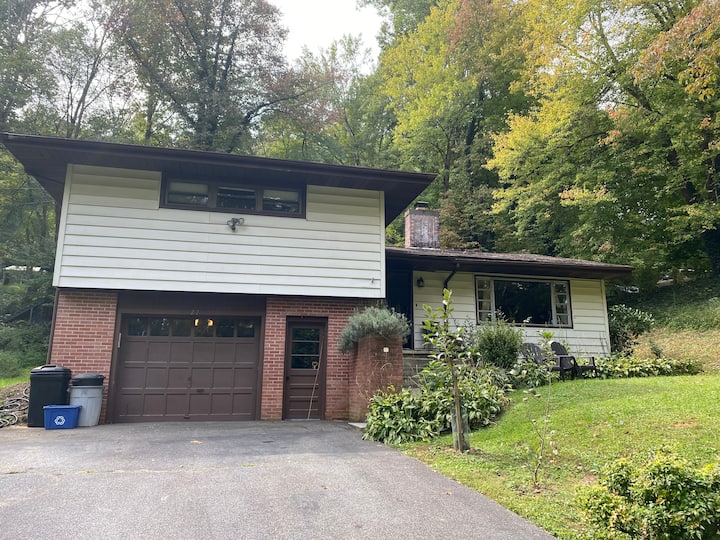 Private Entrance Room In House/ Can Walk Downtown - Sylva, NC