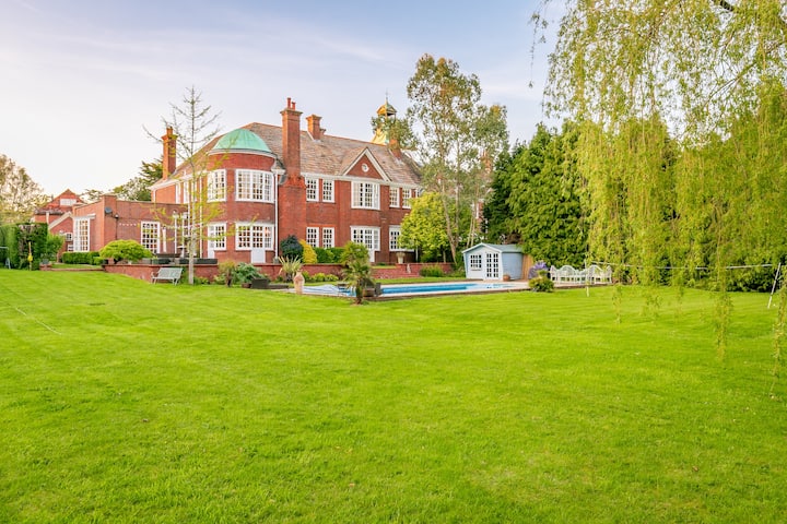 Spacious And Tranquil Country House With Pool - West Sussex