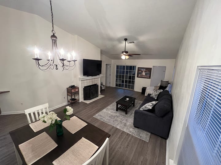 Cozy And Clean. Three Bedroom Two Bath Townhouse. - Tallahassee, FL