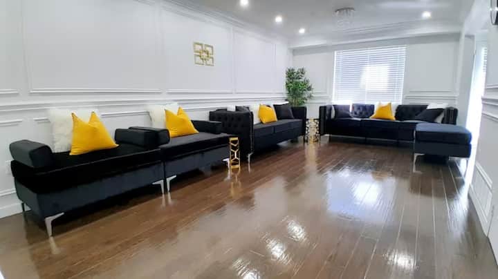 Double Delight Getaway: 2 Homes + 2 Hot Tubs + Ps5 - Orillia