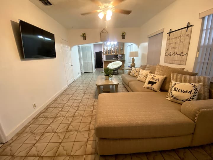 Central “Farmhouse” Chic 4 Bedrooms - Miami, FL