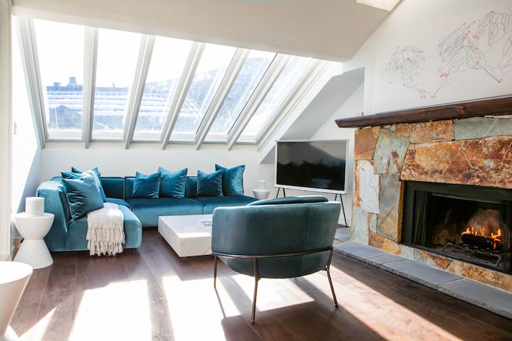 Penthouse Loft/ Private Hot Tub/ 3bdrm/ Sleeps 8 - Whistler