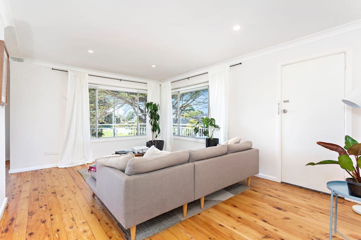 Tranquil Sun-drenched 2 Bed Opposite A Park - Wollongong