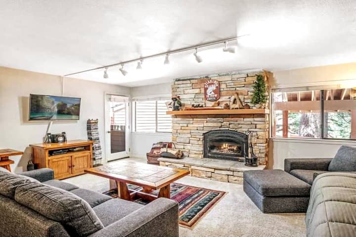 Rustic/spacious 1bd Condo | 5 Min Walk To Village - Mammoth Lakes, CA