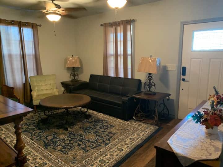 Home In Port Arthur, Quiet & Comfy! Very Clean - Port Arthur, TX