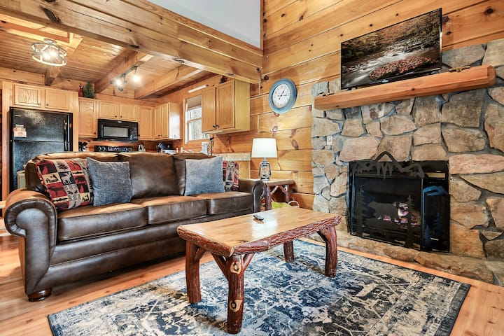 Cozy Cabin - Near All The Attractions - Hot Tub - Pigeon Forge, TN