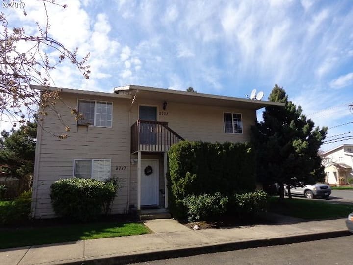 Lovely 2 Bedroom Unit With 2 Free Onsite Parking - Hillsboro, OR