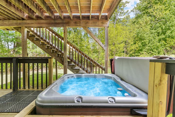 Heart Of Meredith - Spacious, 2 Kitchens, Hot Tub - Lake Winnipesaukee, NH