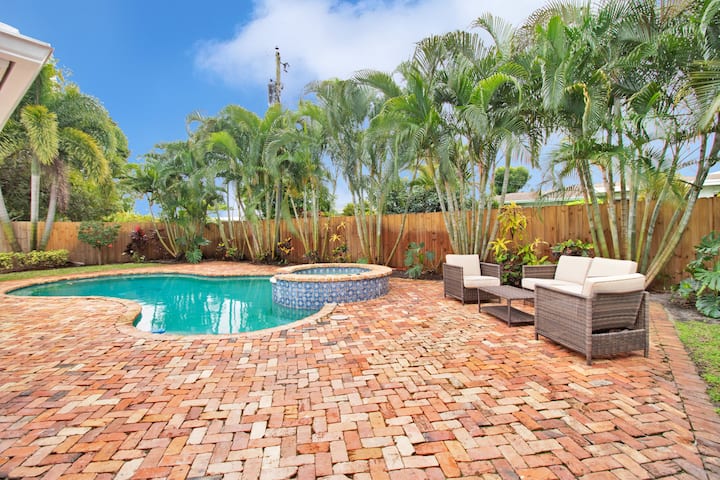 Entire Home W/hot Tub 2.7 Mi From Downtown Delray - Delray Beach, FL