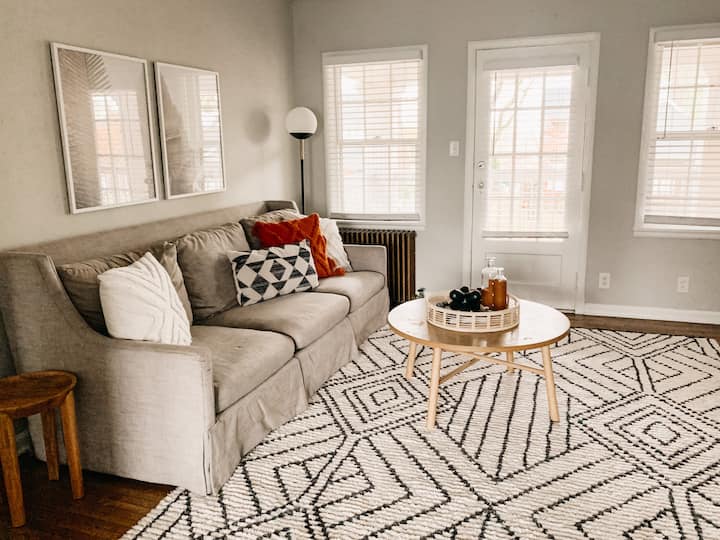 Digs 4: Location! Open, 2bdrm, Parking, 2nd Floor - Evansville, IN