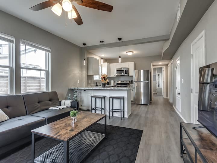 Modern Downtown 1br | In-unit W/d | Walk To Shops - Dewey, OK