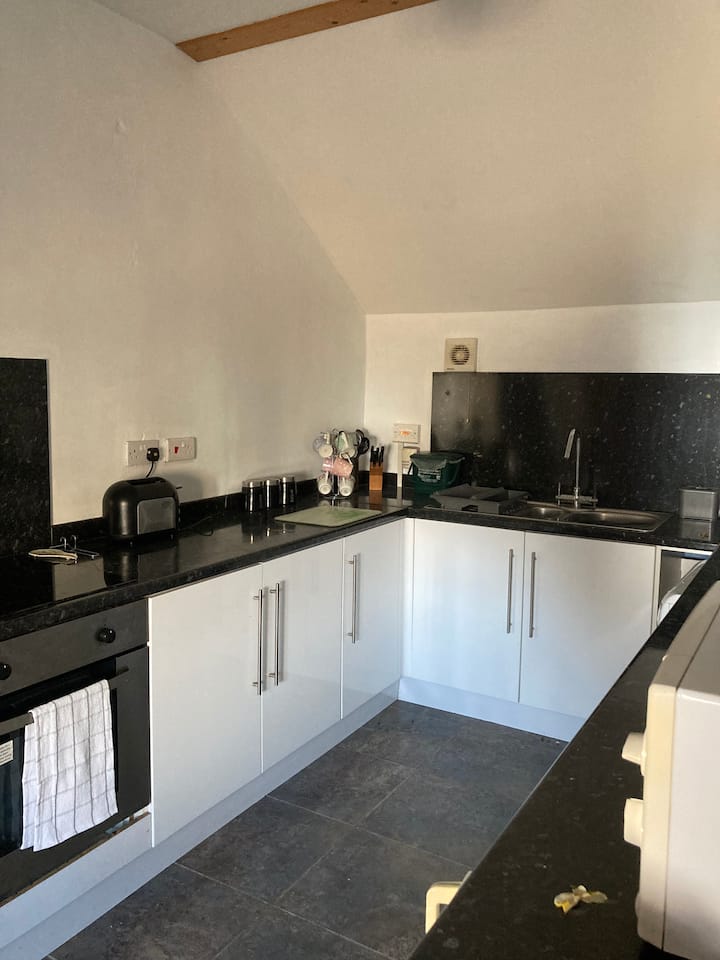 Cheerful Two Bedroom Cottage With Free Parking - Carmarthen