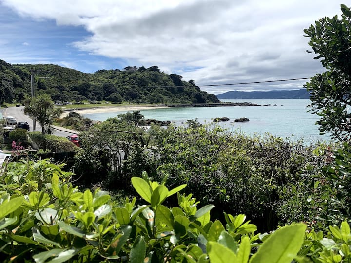 Hidden Treehouse Hut Nestled In Native Bush - Wellington