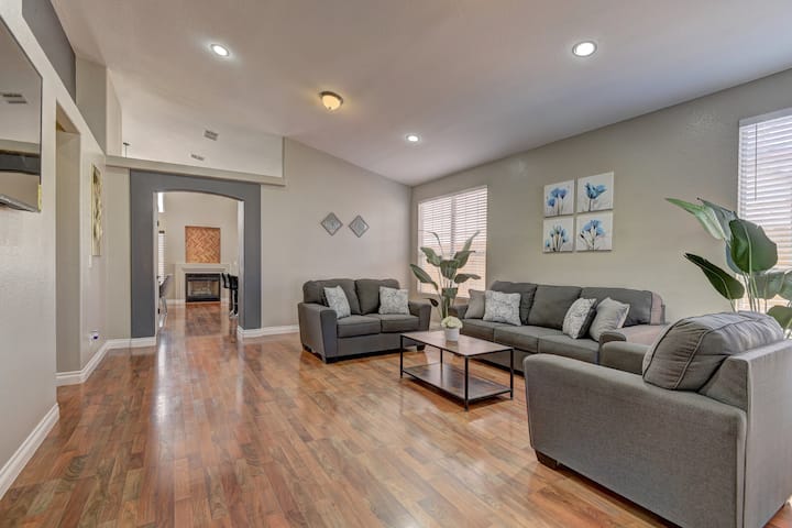 Upscale Single Family Home 4 Bedrooms - North Las Vegas, NV
