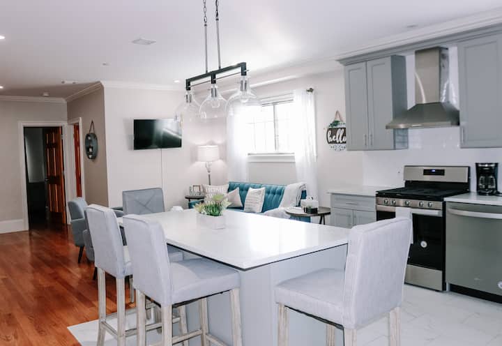 Modern 2/bed 2/bath Condo Near Boston #2 W/parking - Malden, MA