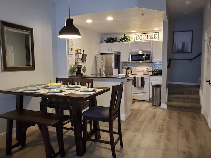 Newly Renovated Townhouse Up To 12 Guests - Kissimmee, FL