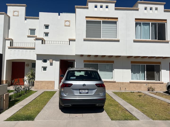 Casa Estacionamiento Y Jardín A 5 Min. De Altaria - Aguascalientes