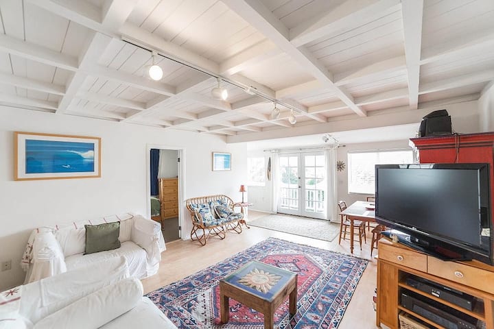 Cheerful Cottage, 2 Bedrooms, Free Parking! - Los Angeles, CA