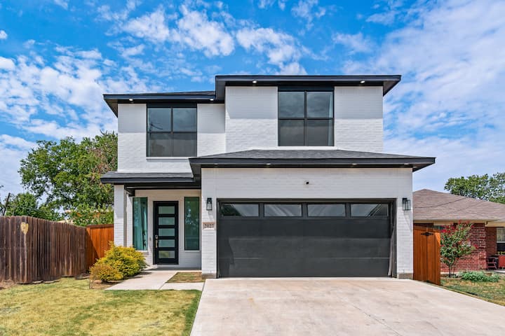 Luxurious Dallas Home - 5 Minutes From Downtown - Dallas, TX