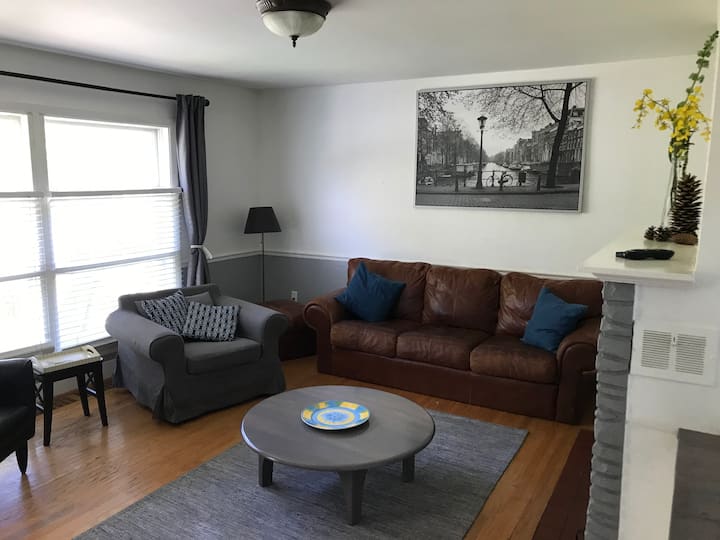 Charming 3 Bedrooms House In The Heart Of Oakville - Oakville