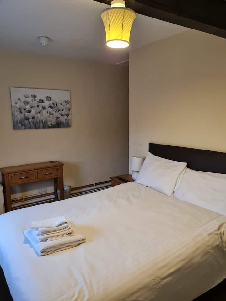 The Crown Inn, Room 6 - Northamptonshire