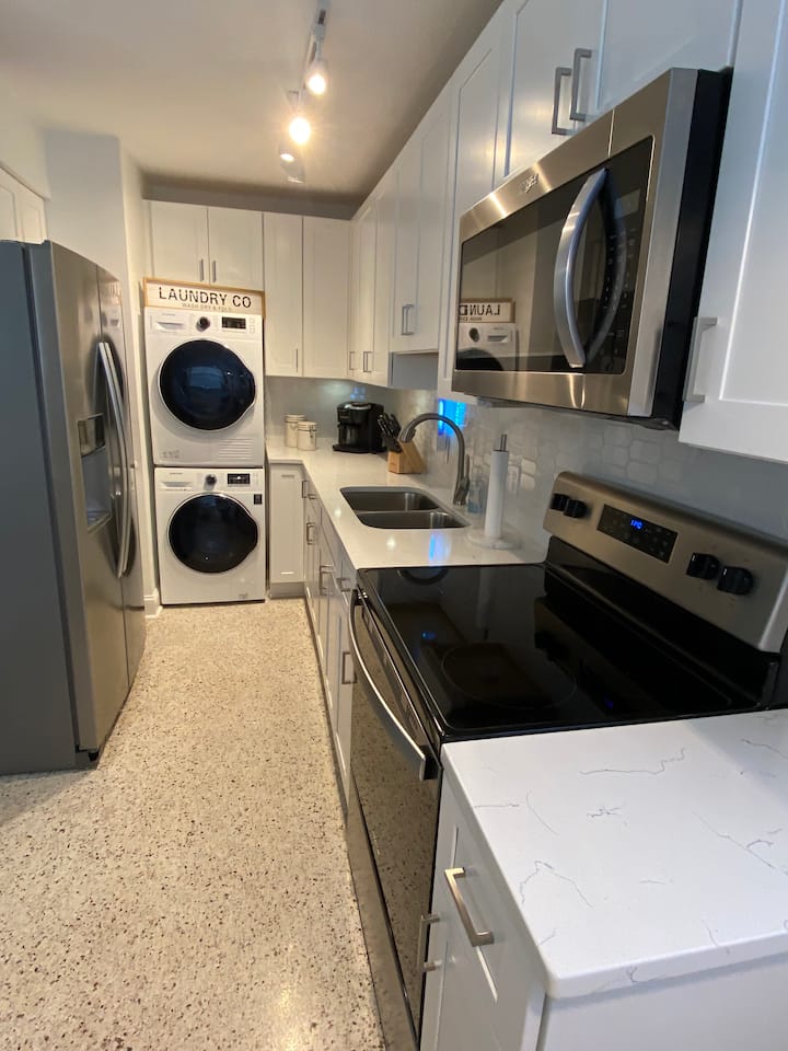 New! And Simply Lovely, Modern, Condo By The Beach - United States