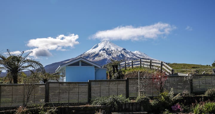 Mid-century Retreat | Hot Tub, Mountain & Gardens - 타라나키 지방