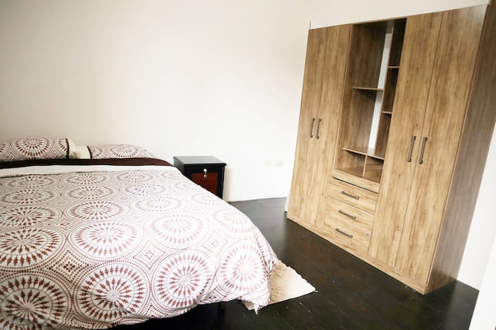 Parque Y Ciudad En Zona Segura, Cerca De Todo - Cuenca