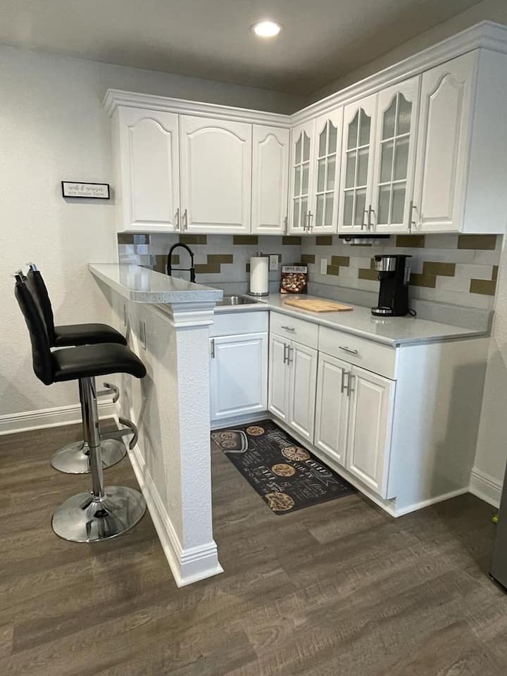Modern, Clean And Cozy & Comfortable Space - Tampa, FL