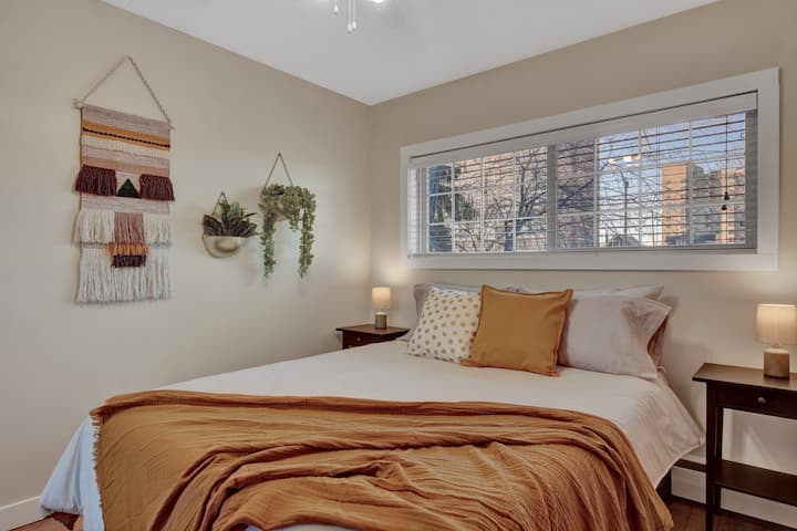 Cozy Condo – Short Walk To Downtown, Free Parking - Saskatchewan