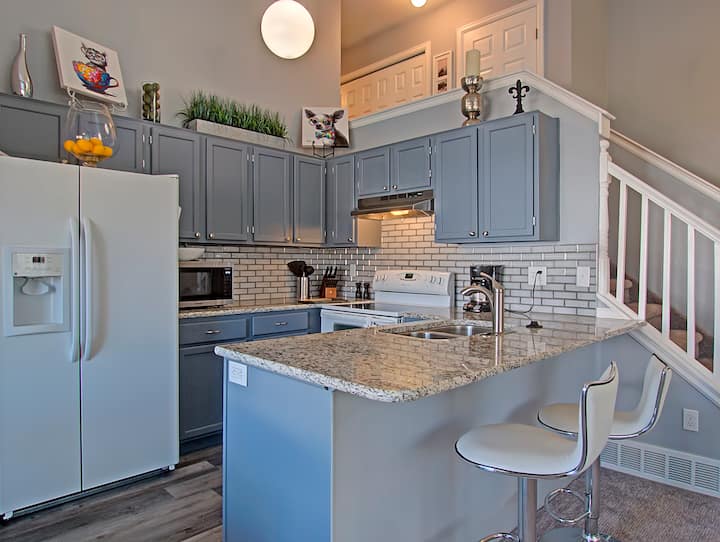 Cheerful 2 Bedroom Home With Fireplace - Colorado Springs, CO