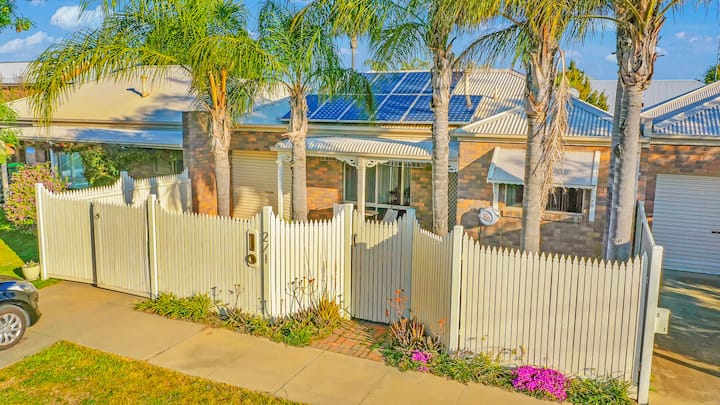 Collier Terrace: Charming + Central - Echuca