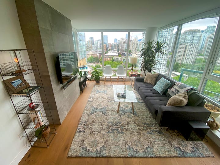 Sophisticated Waterfront Apartment In Yaletown - Vancouver