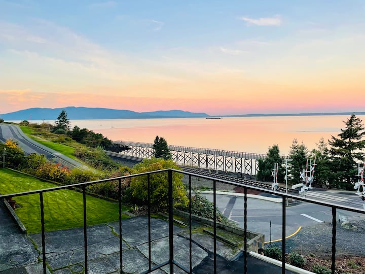 Unbeatable Top-floor Waterfront Apt In Fairhaven! - Bellingham, WA