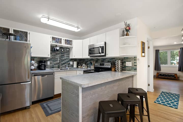 3 Bedrooms/ 2.5 Bath Downtown Walkable W/ Laundry - Glenwood Springs, CO