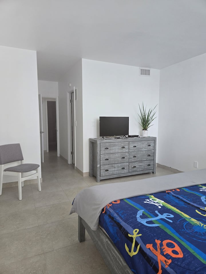 Private Room One Block To The Beach - Surfside, FL